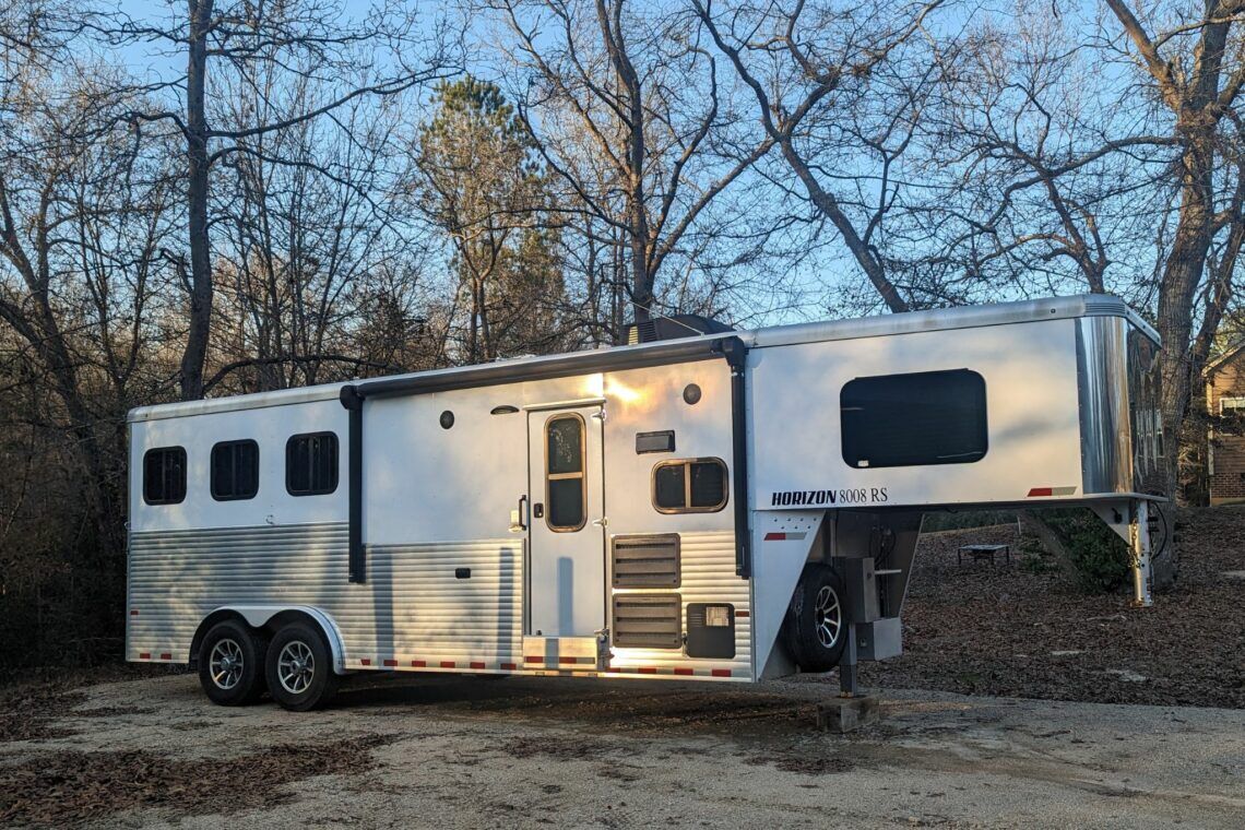 5 Best Horse Trailers with Living Quarters Fit for a Queen - Horse Rookie
