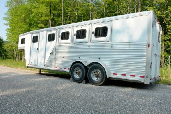 5 Best Horse Trailers with Living Quarters Fit for a Queen - Horse Rookie