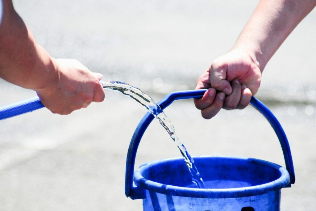 3 Best Water Buckets for Horses (Stall, Heated, Travel) - Horse Rookie