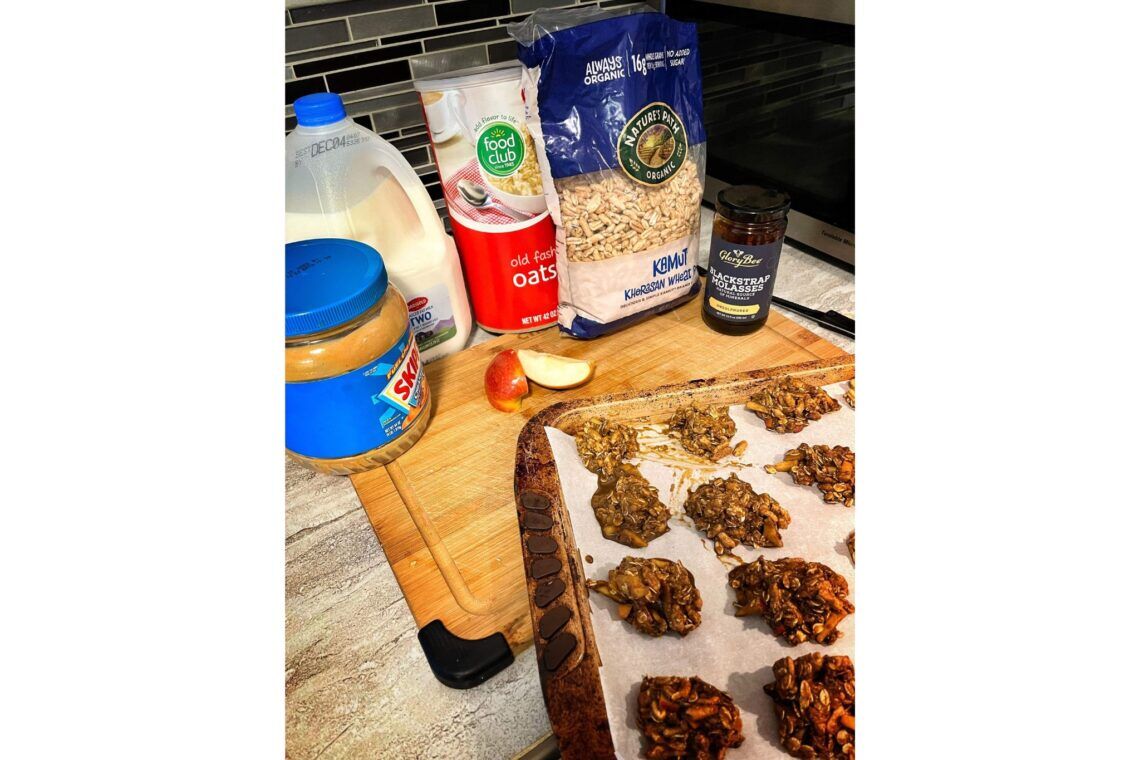 3 Easy (Nicker-Worthy!) Homemade Horse Treats - Horse Rookie